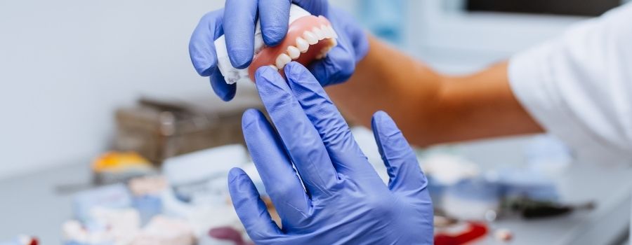 Dentiste, denturologue ou denturologiste? - Isabelle Dumont Denturologiste